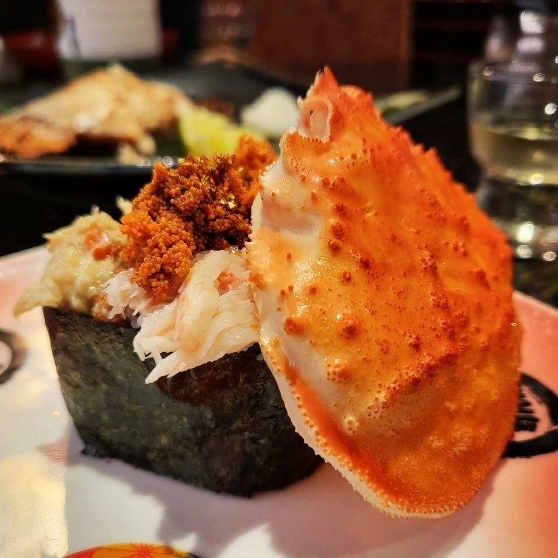 台北東區僅此一家 | 日本金澤最高級旋轉壽司 #松葉蟹軍艦 ｜ POPO筆記