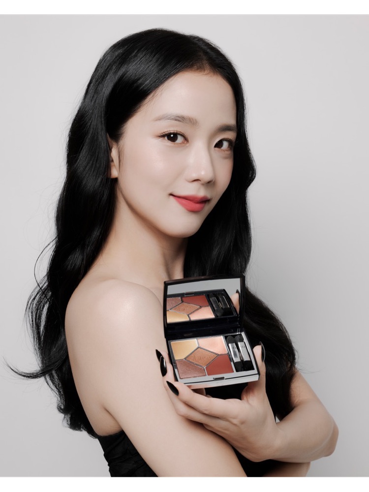 Jisoo仙氣妝容讓人一秒心動💓底妝、彩妝完整色號原來是這些！ ｜ POPO筆記