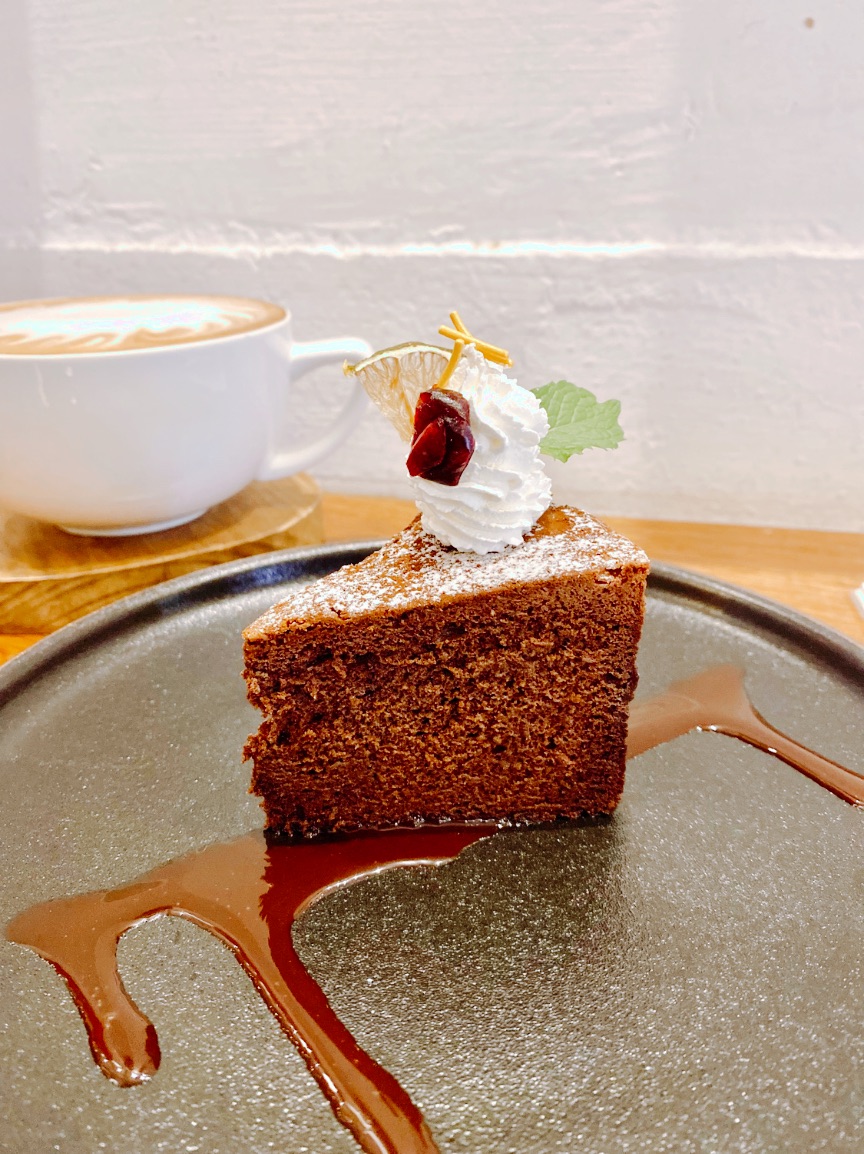 《食在台中》一中街商圈原來也有文青咖啡店 82mm Cafe ｜ POPO筆記